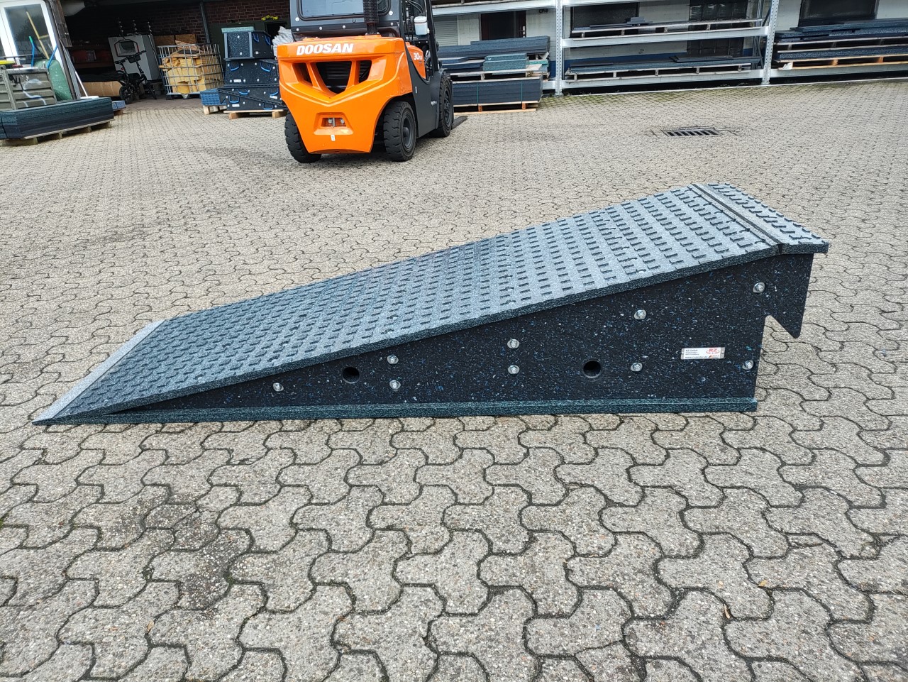 Rampe in Modulbauweise mit Auffahrschräge 11° Steigung ...